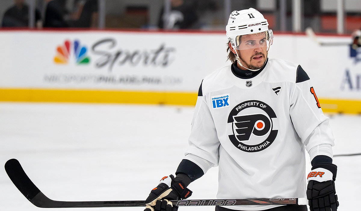 Konecny exits Flyers' practice after taking puck to his knee