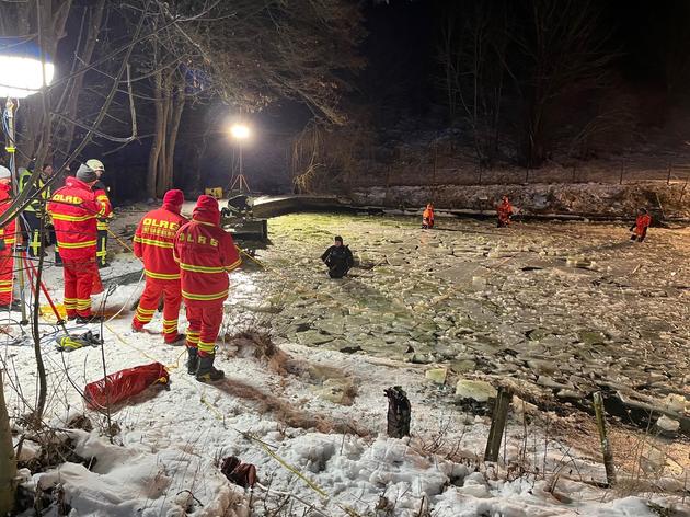 Loch im Eis: Suchaktion von Feuerwehr und DLRG im Fischteich in Marienhagen