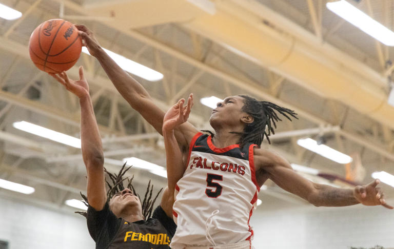 Defensive-minded RJ Chapman leads East Kentwood boys hoops past Detroit ...