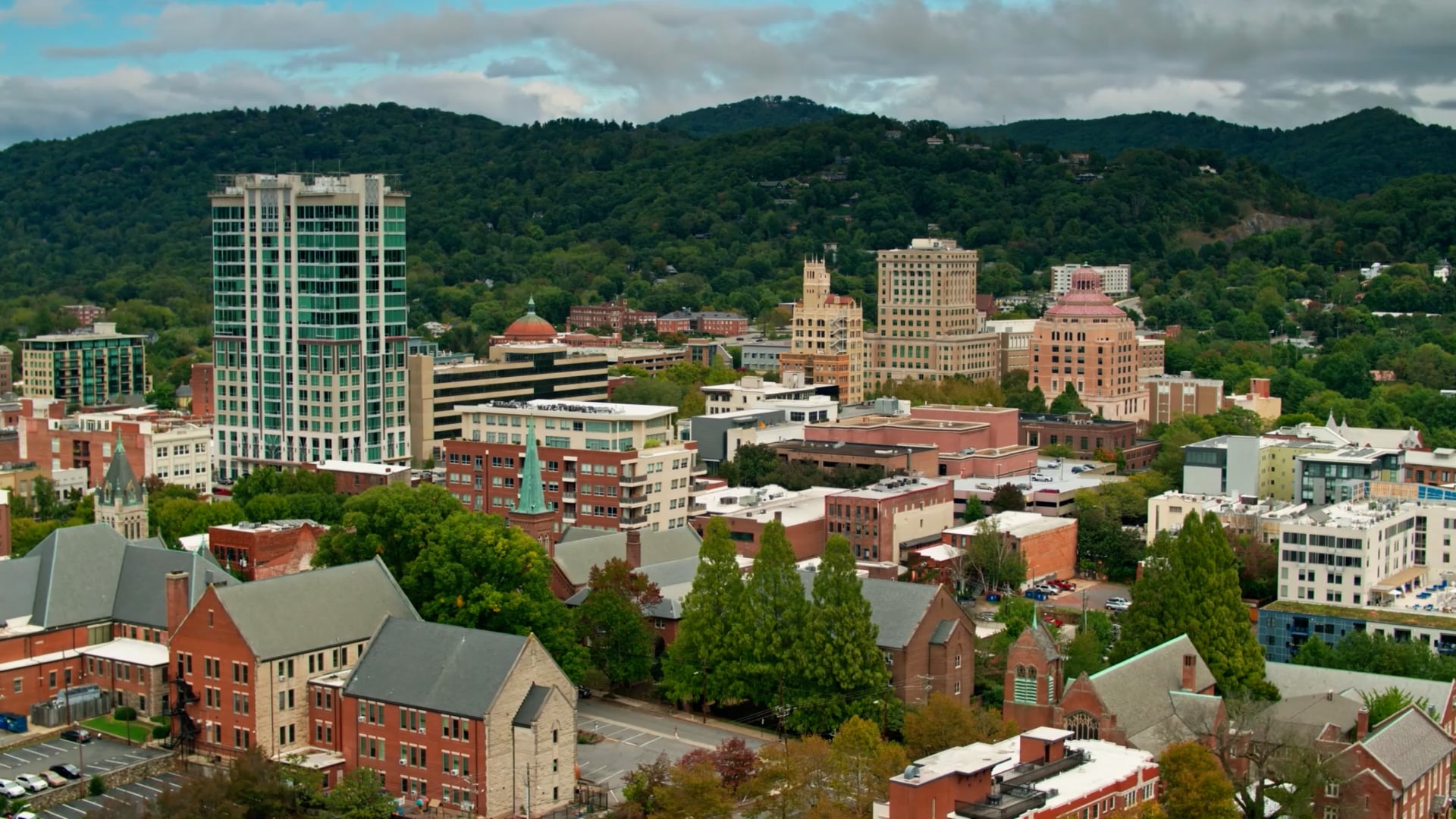 Asheville, Carolina Utara: pemandangan kota pegunungan Blue Ridge dari ...