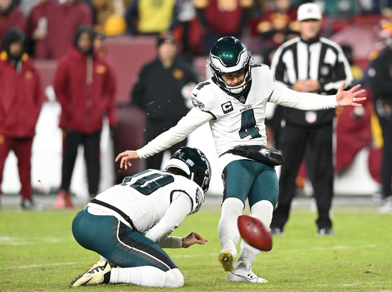 Eagles' Elliott doinks extra point in NFL playoffs, fans want a change