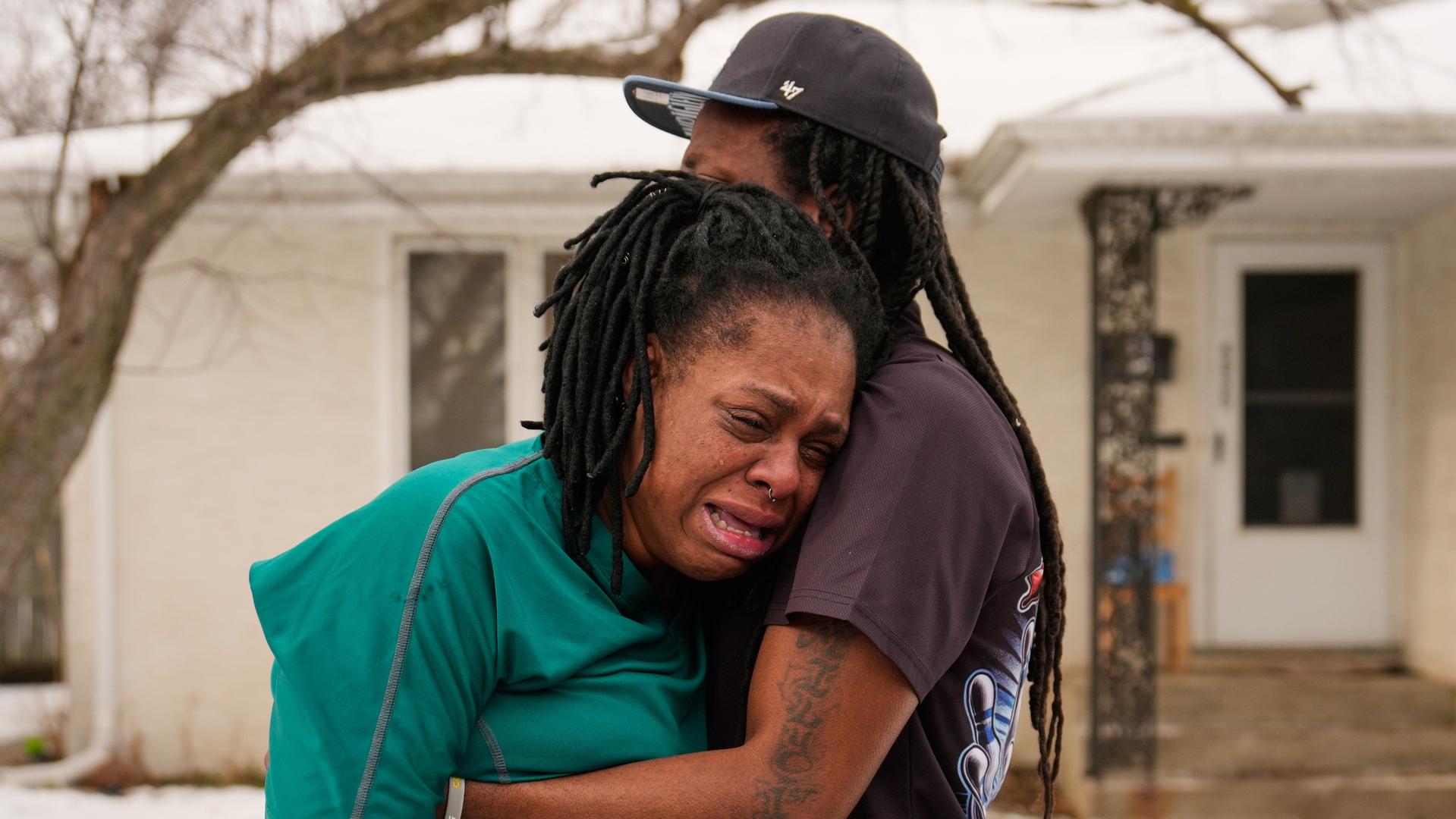 Federal agents make arrest in Minneapolis as protesters surround them