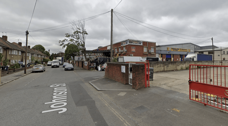 Blaze engulfs '15 tonnes of waste' at recycling centre as fire crews ...