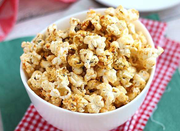 Pizza-flavored popcorn