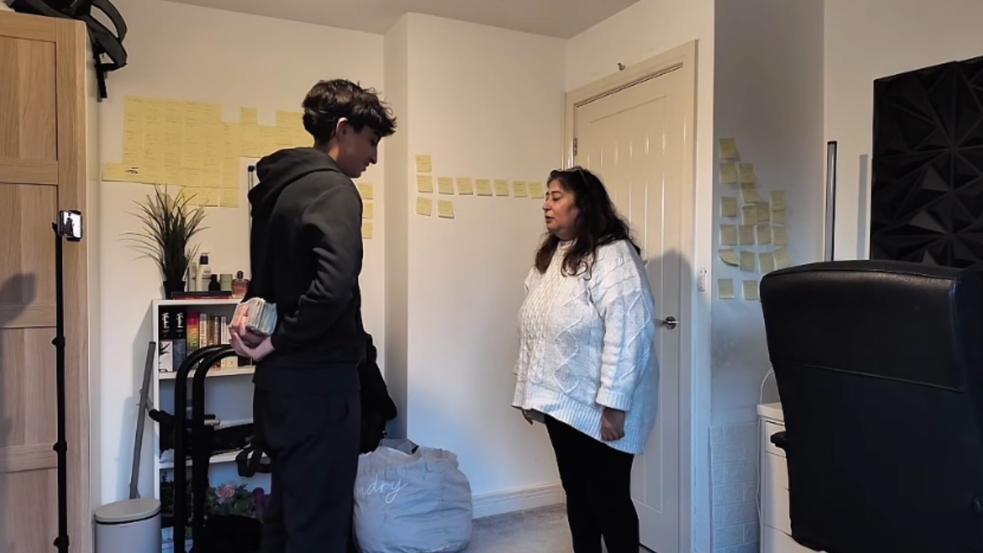 At 17, her gesture towards her mother moves internet users