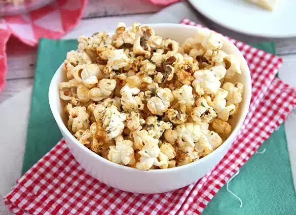 Pizza-flavored popcorn