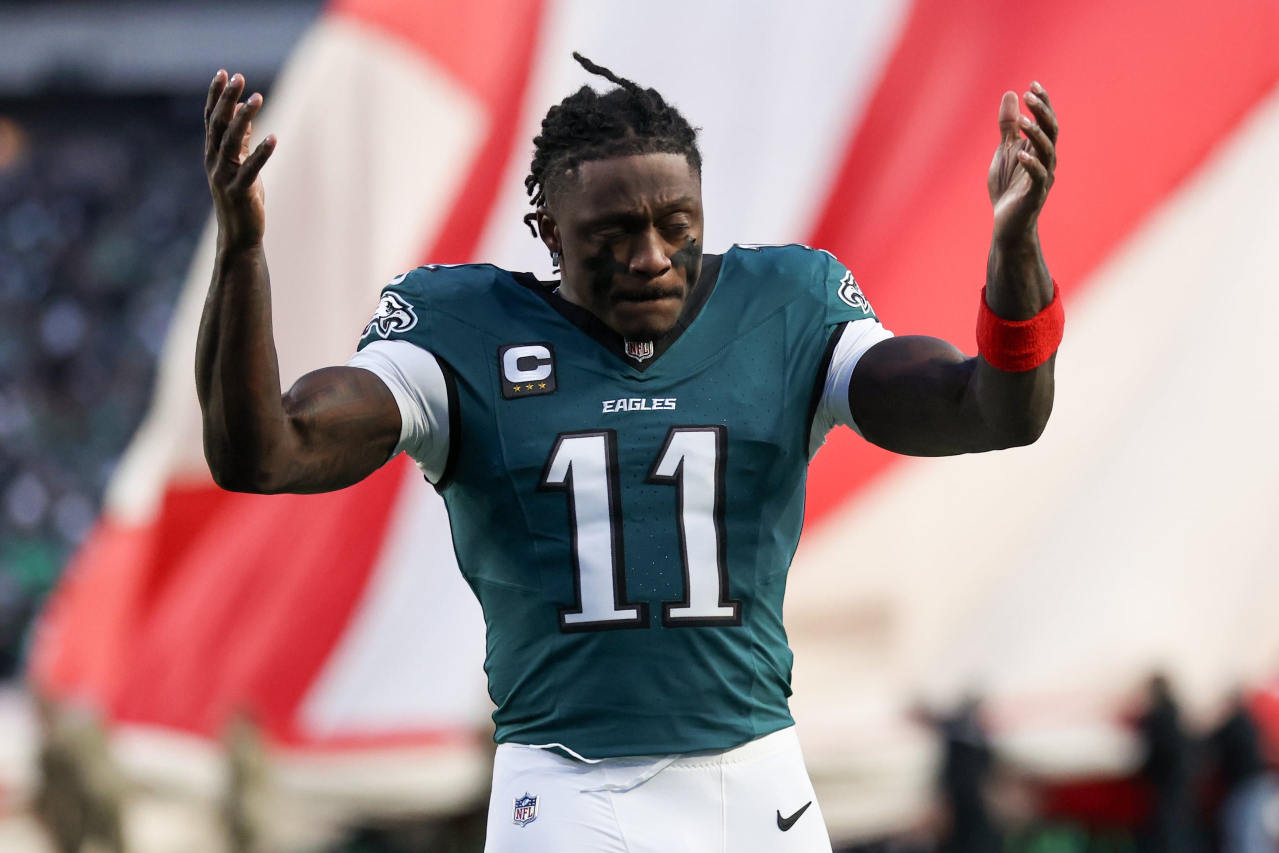 AJ Brown yells at, gets separated from Nick Sirianni in Eagles playoff game