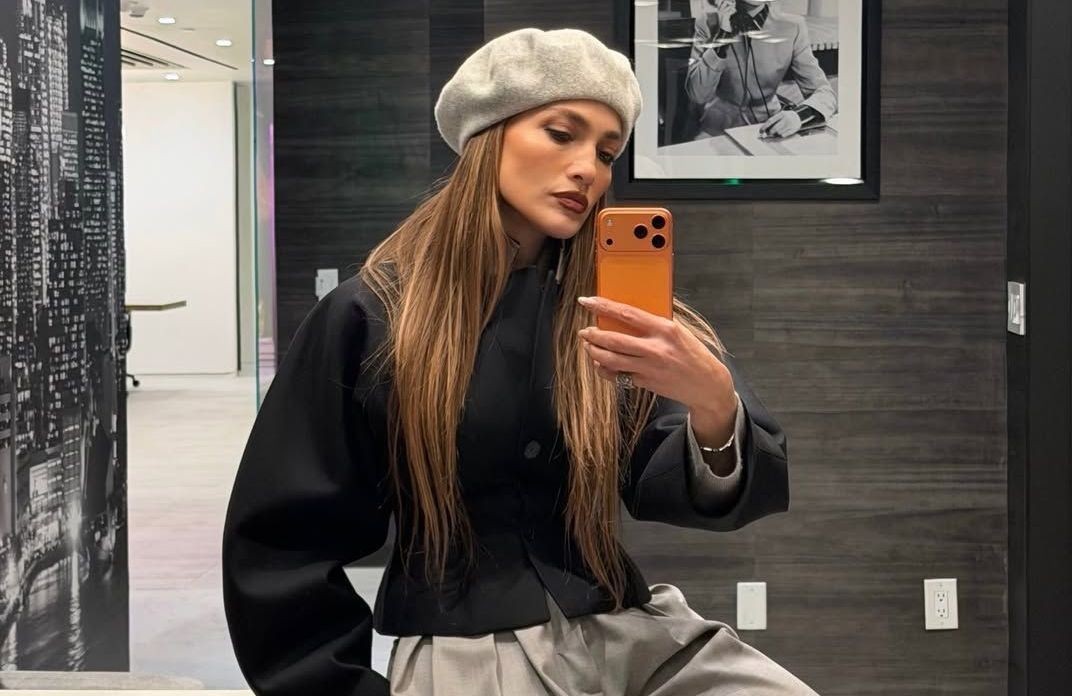 Jennifer Lopez signe le retour du béret, son accessoire fétiche des ...