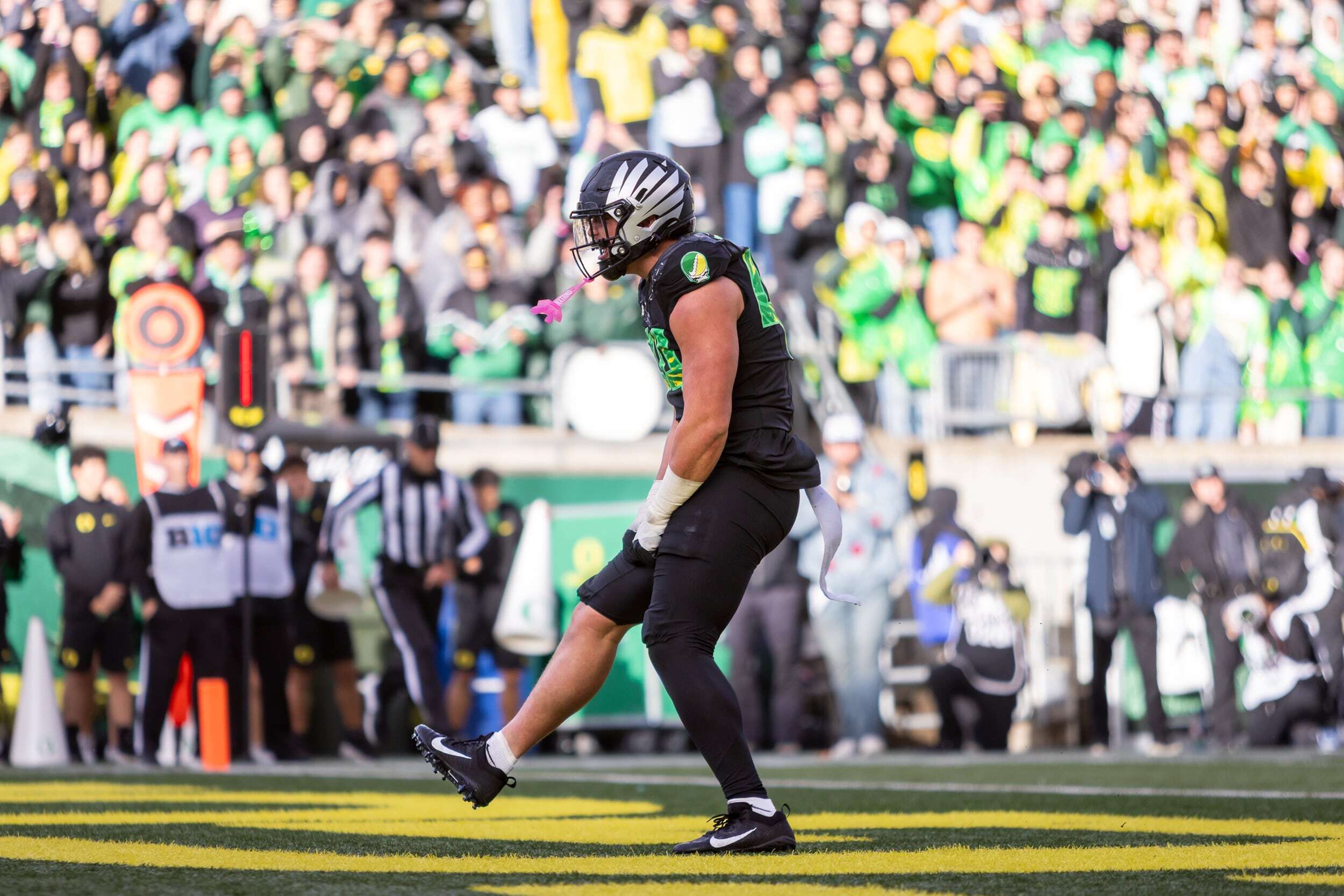 Oregon outside linebacker Teitum Tuioti to return in 2026