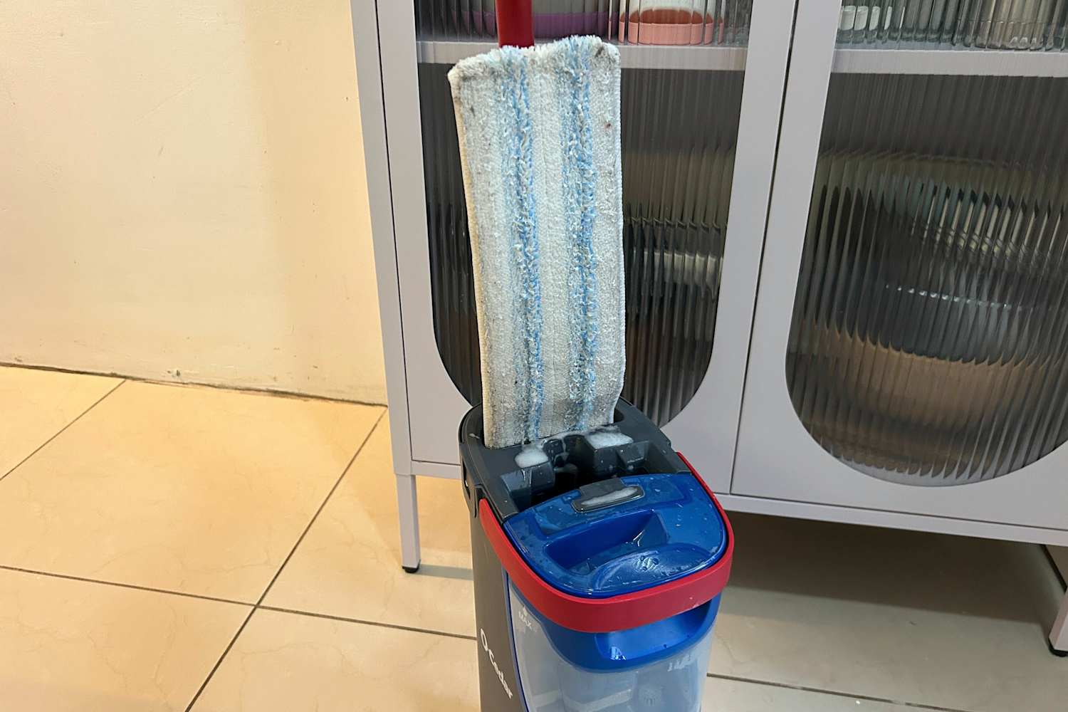 I tried this flat mop that ensures you're always mopping with clean water