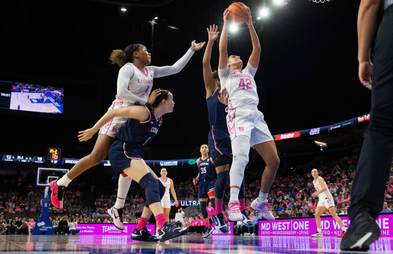 Sarah Strong's 18 points and 13 rebounds lead No. 1 UConn in 95-54 rout ...