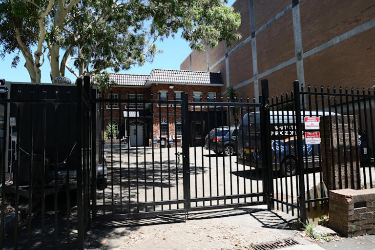 Bomb disposal police called to Bondi as community on edge