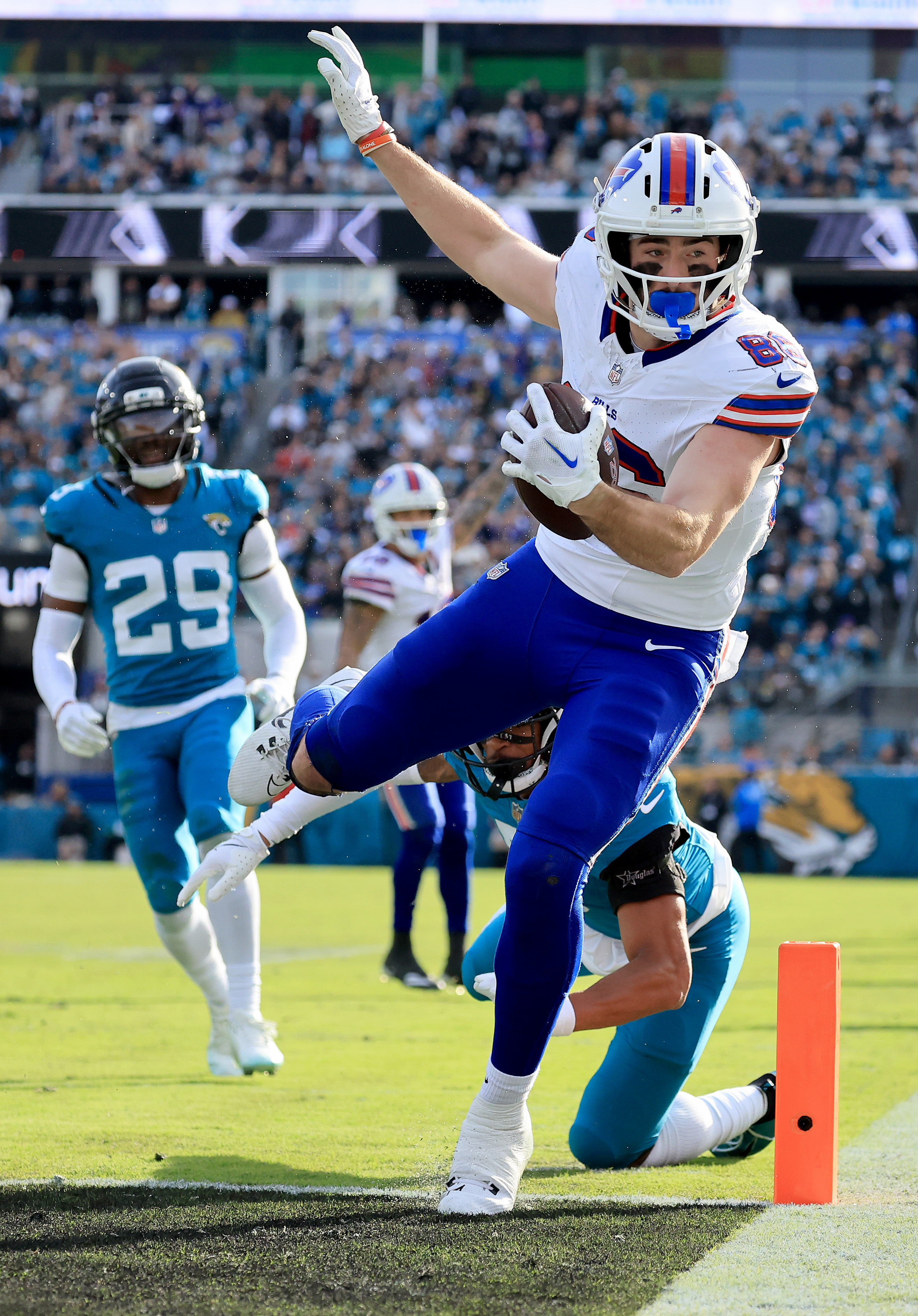 Who will the Buffalo Bills play in the AFC divisional round?