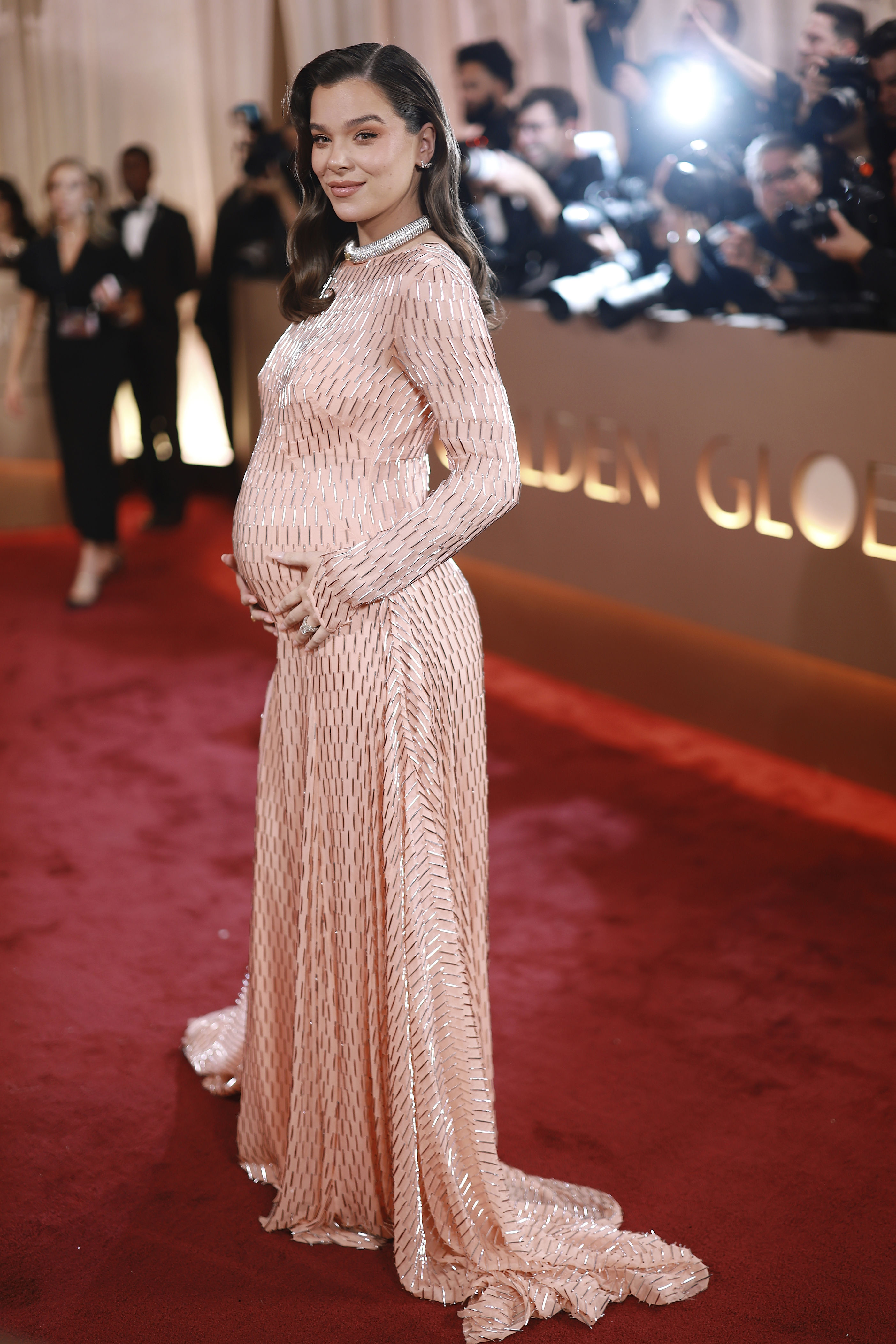 Hailee Steinfeld just debuted her baby bump on the Golden Globes red ...