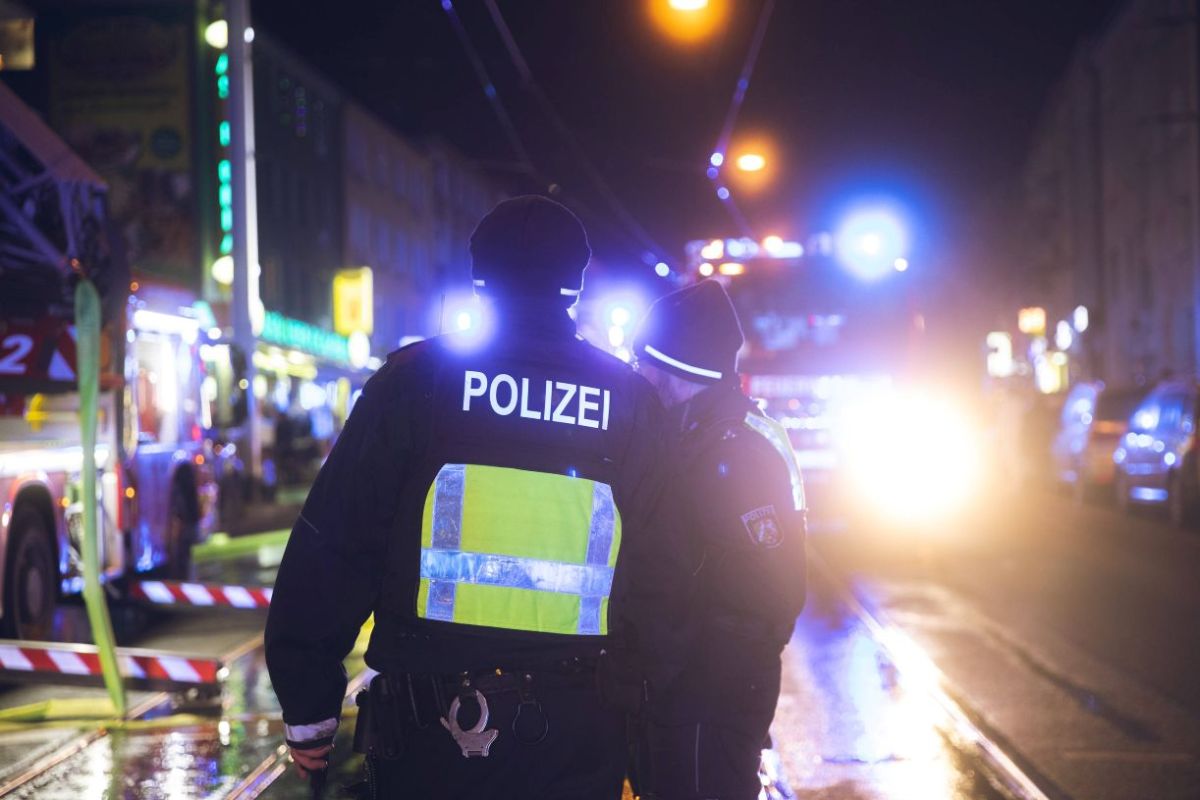 Irre Szenen am Bochumer Hauptbahnhof: Mann greift Polizisten mit Gitarre an