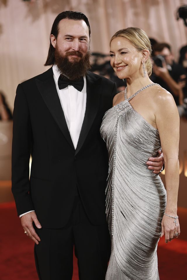 Kate Hudson's shredded crystal gown at the Golden Globes 2026 features ...