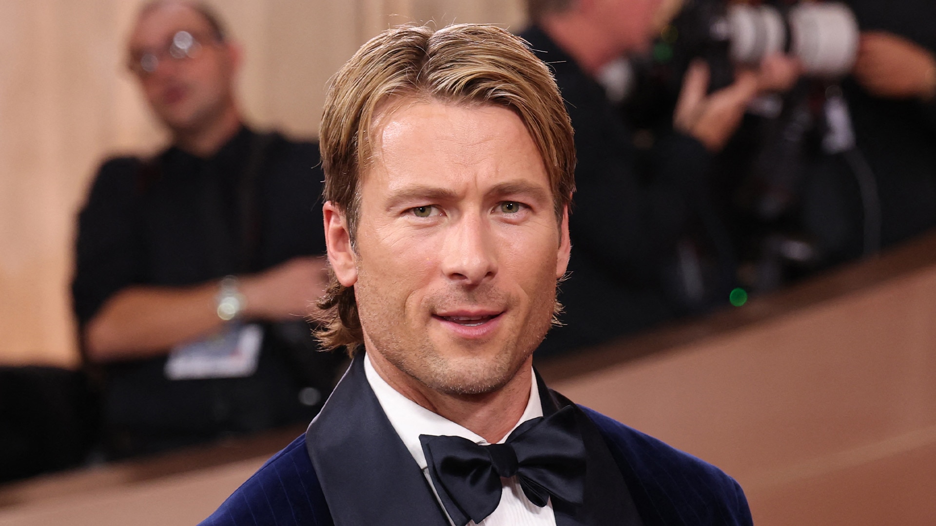 Glen Powell reveals the ultimate dates at Golden Globes 2026: his parents