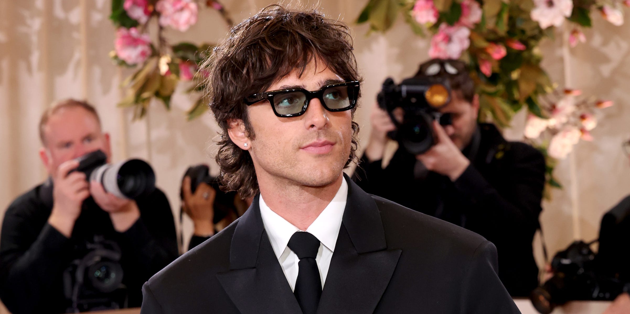 Jacob Elordi stays on-trend with retro shades on the Golden Globes red ...