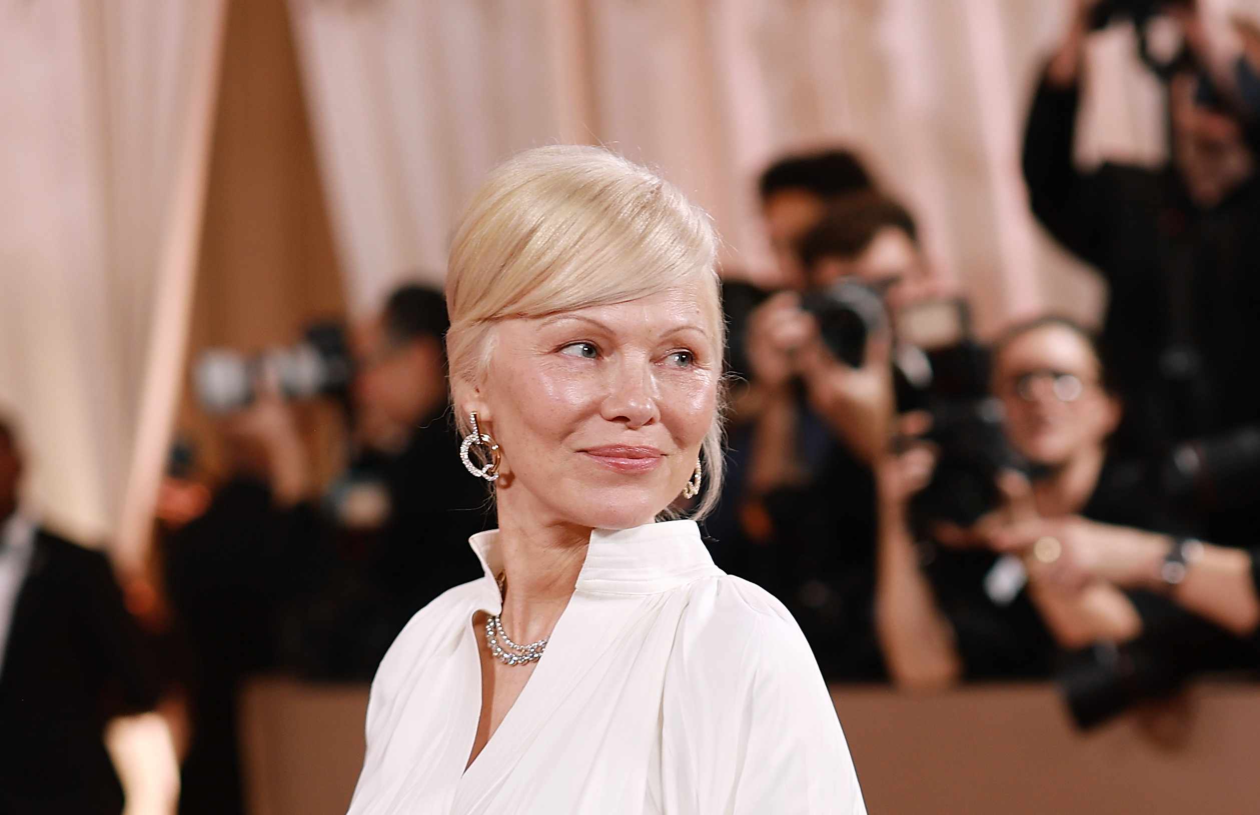 Pamela Anderson shines in 33 carats of diamonds with a hidden meaning ...