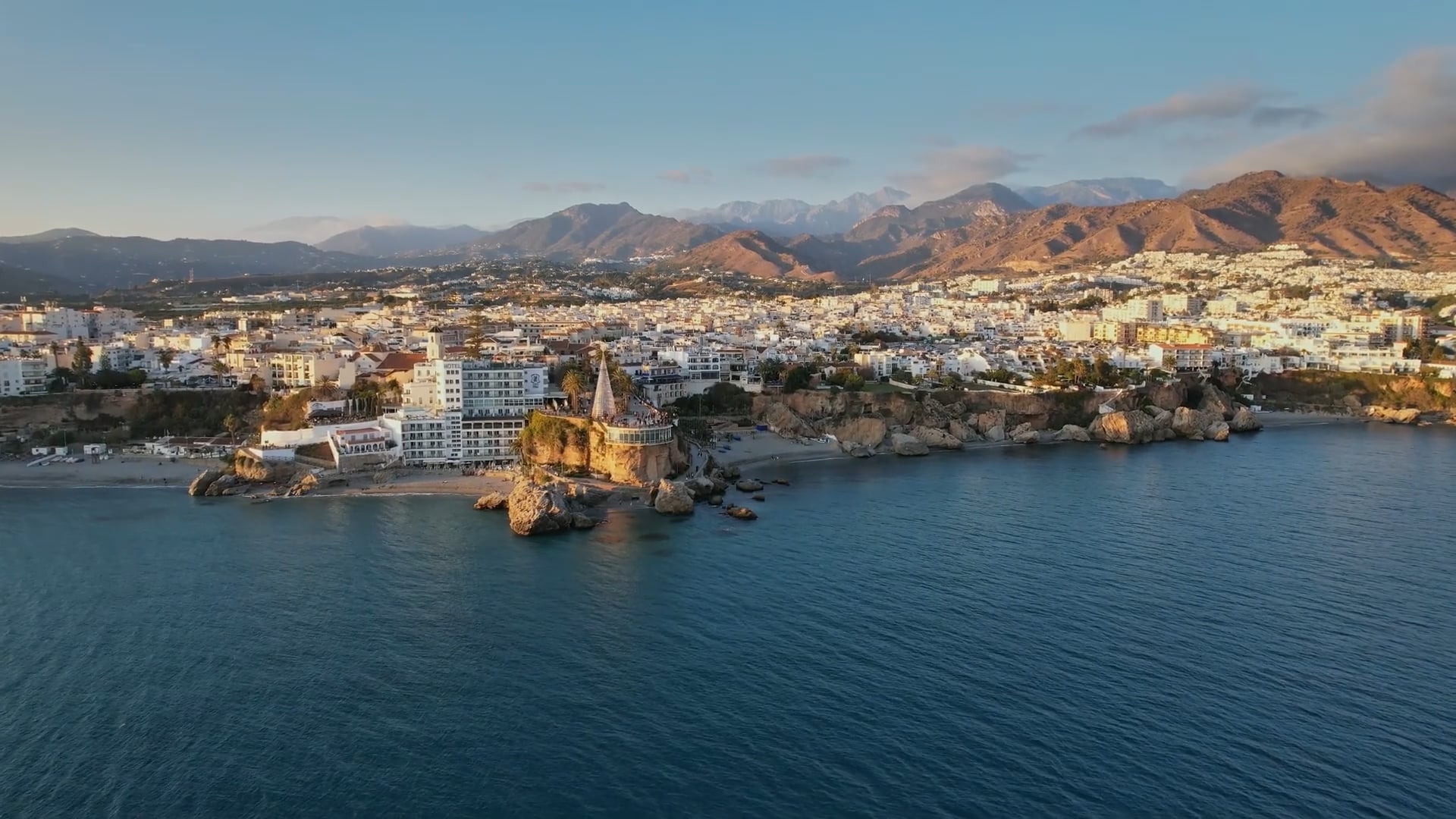 Málaga, España: Vistas aéreas de la ciudad andaluza en el Mediterráneo