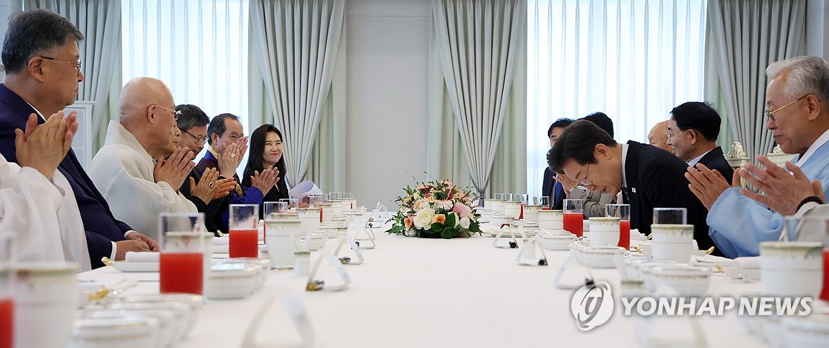 Lee set to host lunch with religious leaders