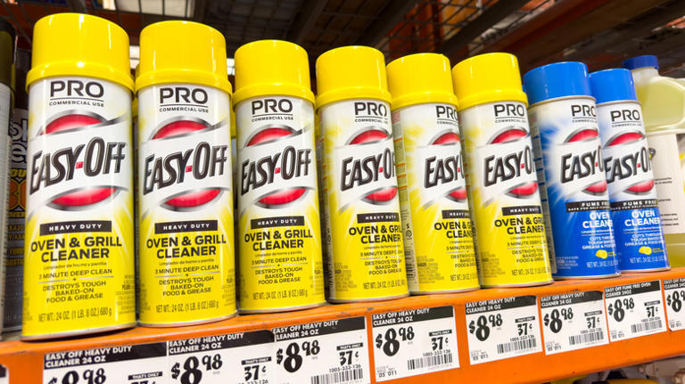 8 common products you should never use to clean the microwave