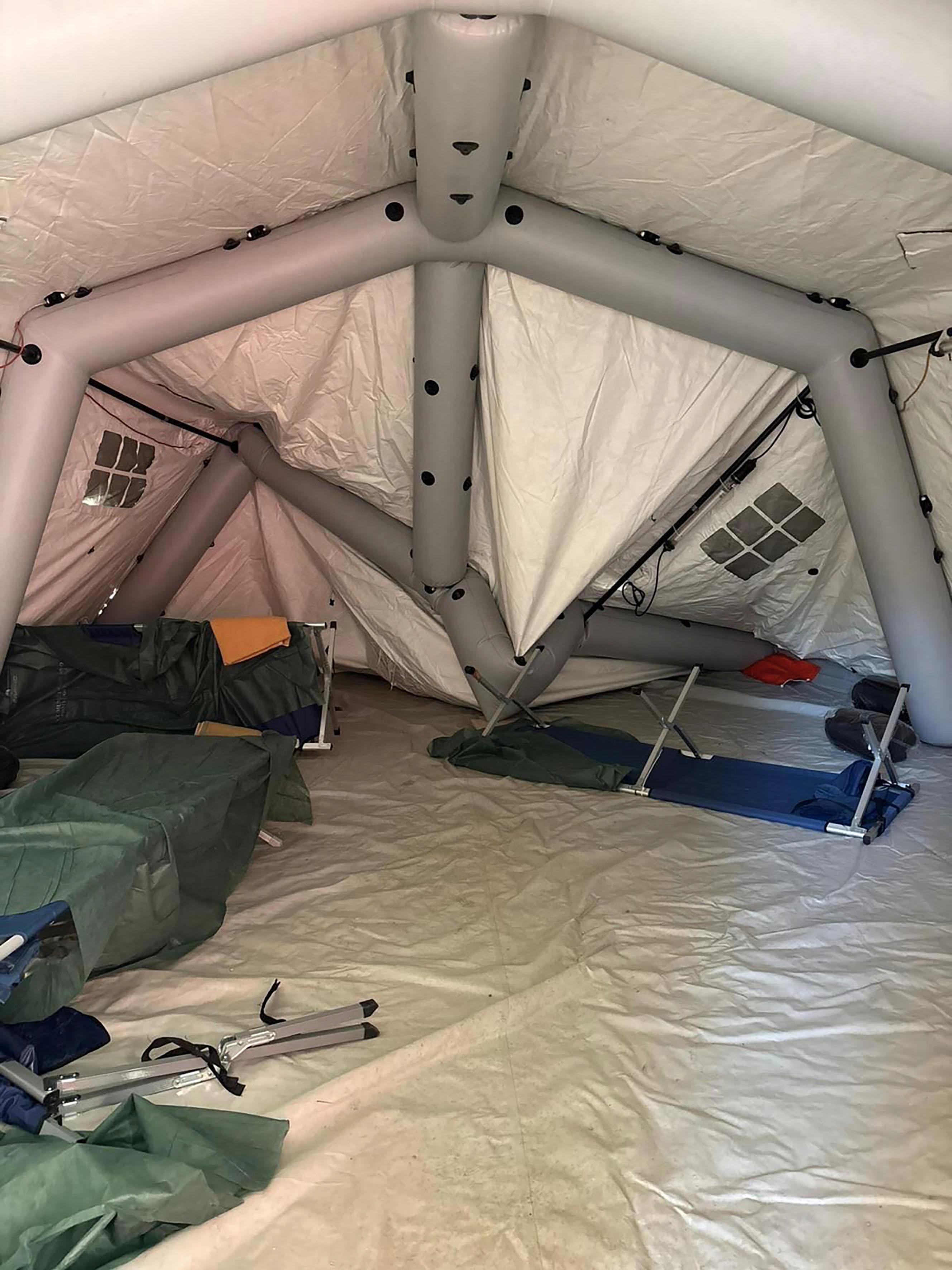 A Paderno Dugnano i vandali abbattono il tendone rifugio che offriva un ...