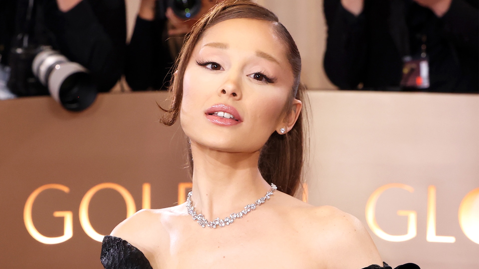 Ariana Grande rocks Elphaba-coded look at the 2026 Golden Globes