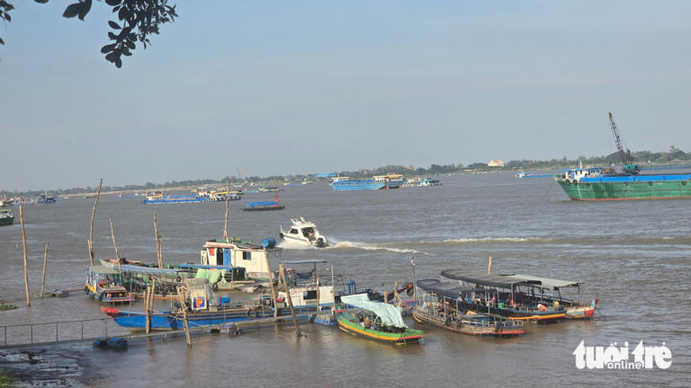 Hàng trăm sà lan phủ kín gần 2km trên sông Tiền chờ cát Campuchia