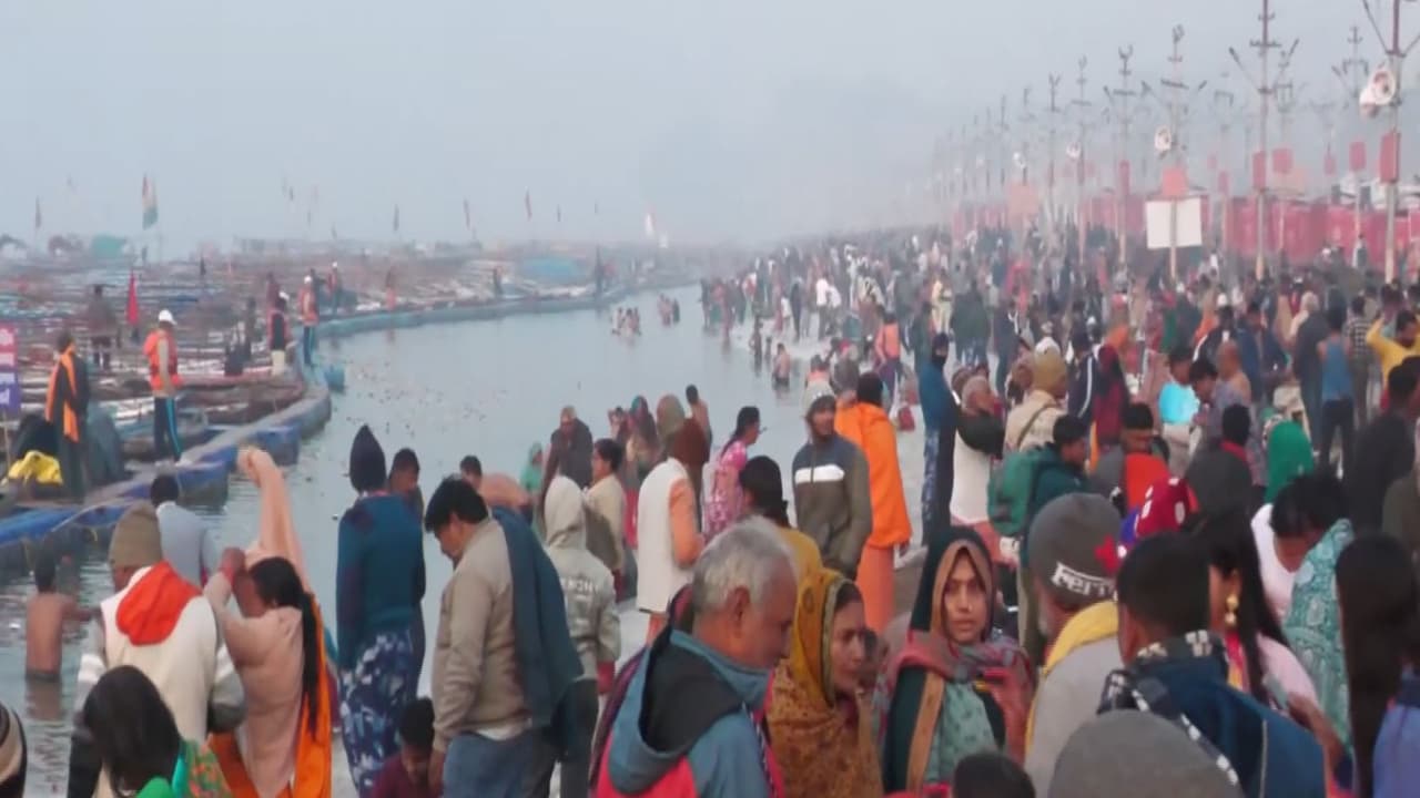 Severe cold wave grips UP; dense fog engulfs Taj Mahal, North India