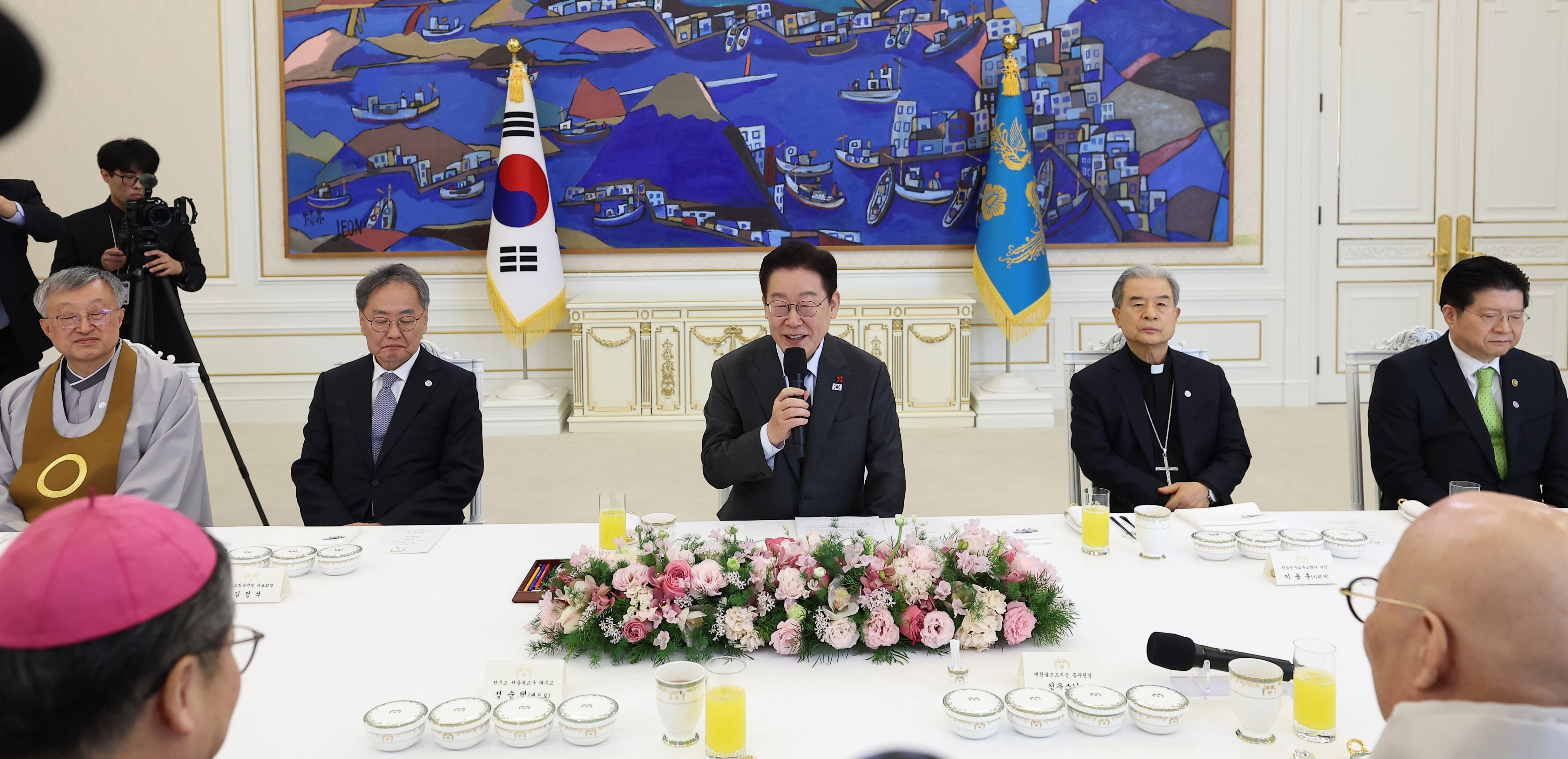 President Lee Jae-myung urges religious leaders to heal social divisions