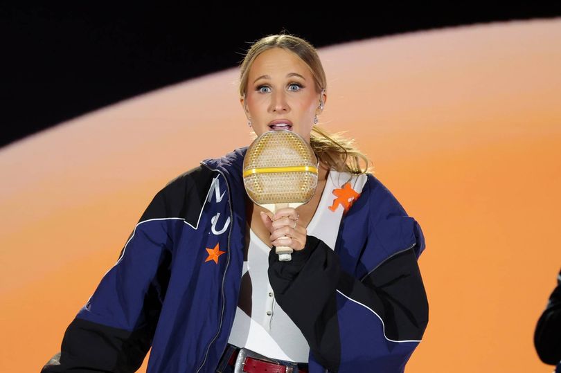 Golden Globes host Nikki Glaser interrupted by Fran Drescher as fans cringe