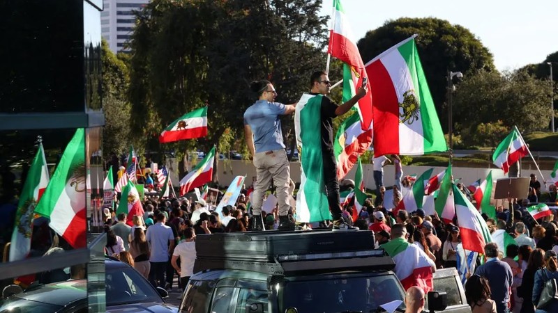 Trump says Iran 'want to negotiate' after reports of hundreds killed in ...