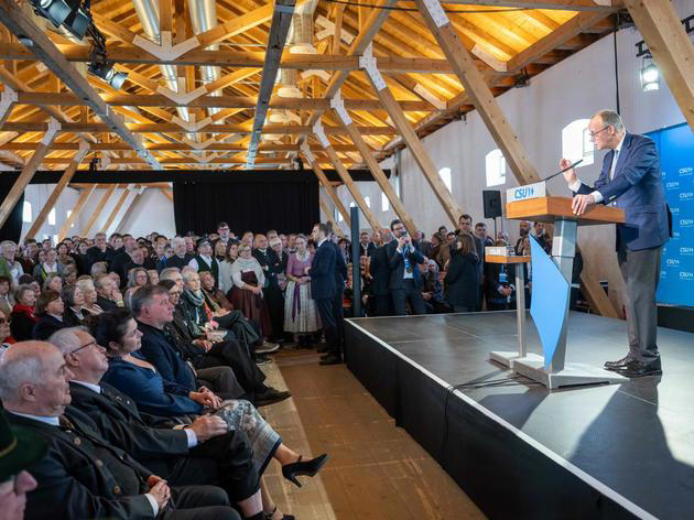 Kanzler Merz spricht in Bayern über „Antwort auf die USA“ – und fliegt ...