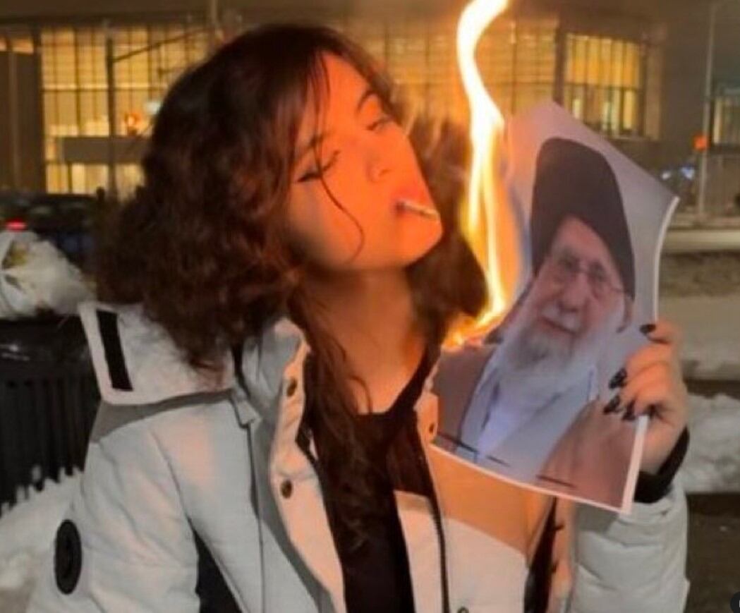 Iranian women burn Khamenei photo in resistance