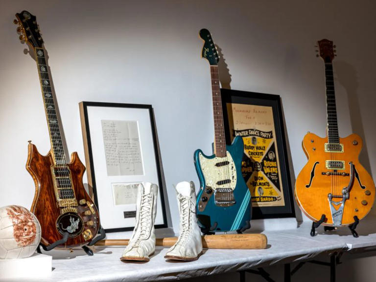 Η κιθάρα του Kurt Cobain και τα τύμπανα του Ringo Starr στο σφυρί