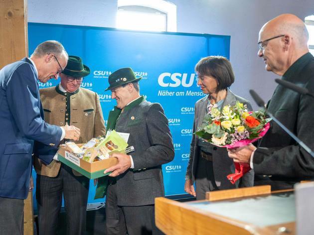 Kanzler Merz spricht in Bayern über „Antwort auf die USA“ – und fliegt ...