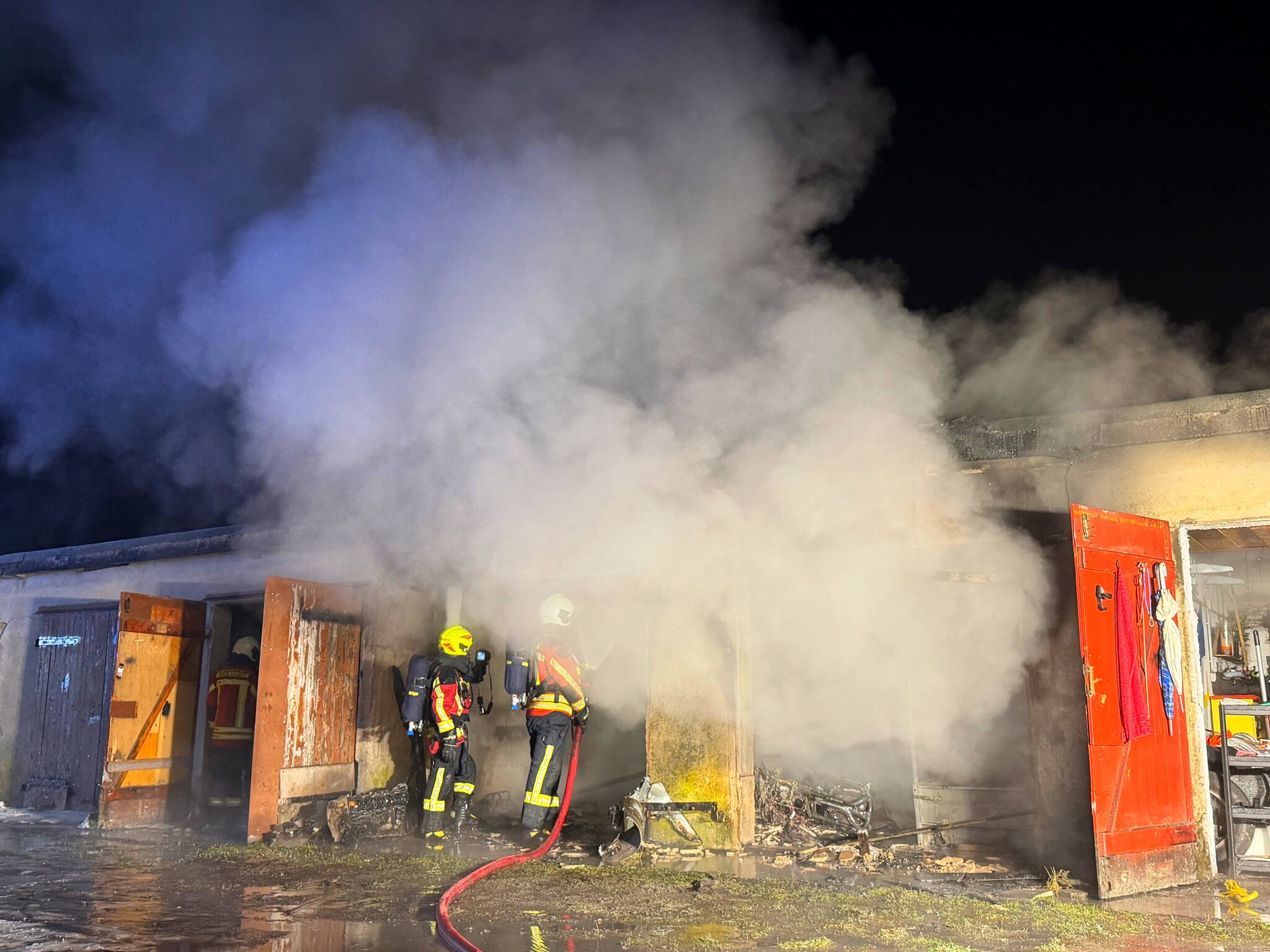 Feuer in Wolgast: Doppelgarage brennt vollständig aus