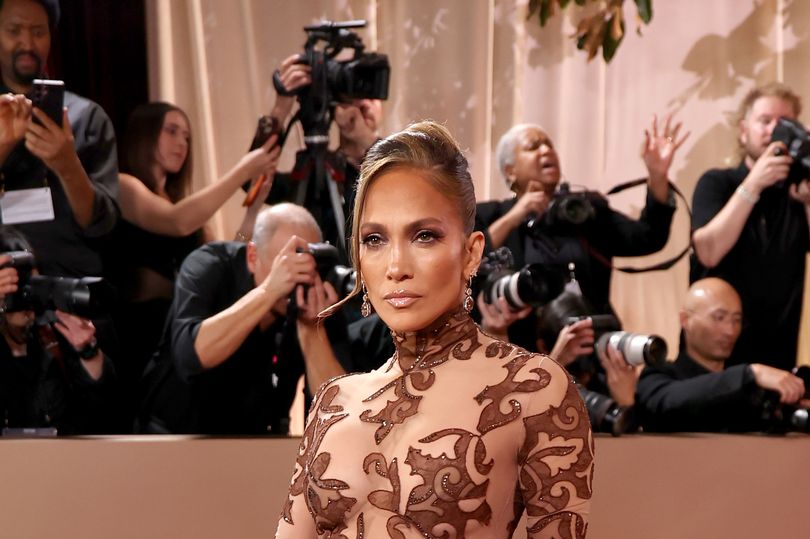 Lip reader reveals Jennifer Lopez's panicked 7-word comment on risque ...