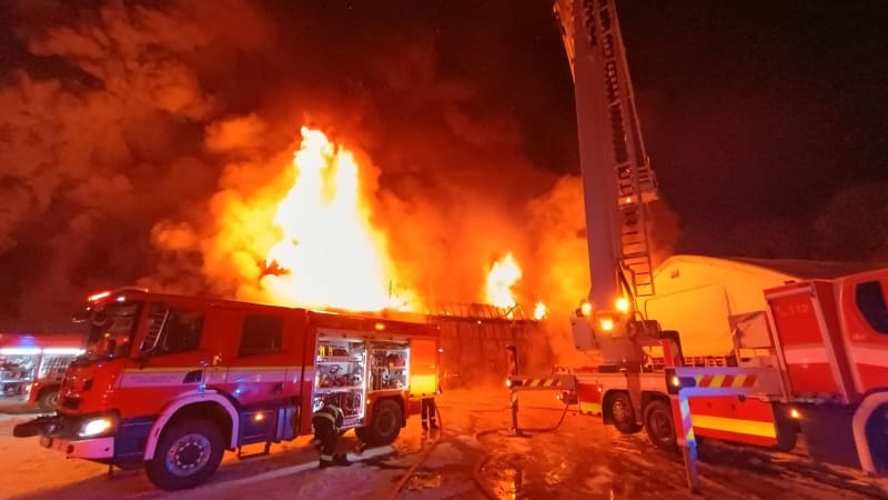 Halu u Českých Budějovic pohltil oheň: Hasiči mají těžké podmínky ...