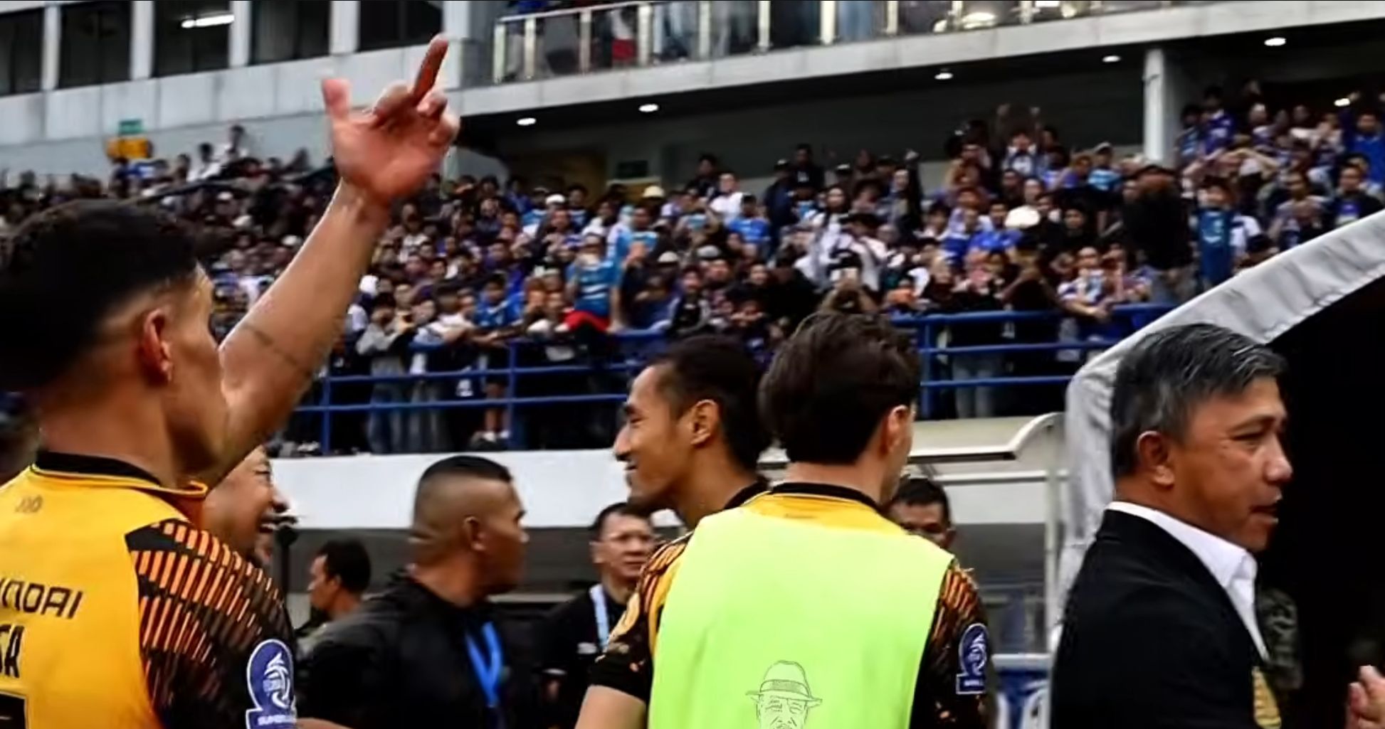 Saat Van Basty Sousa terekam acungkan jari tengah ke suporter Persib ...