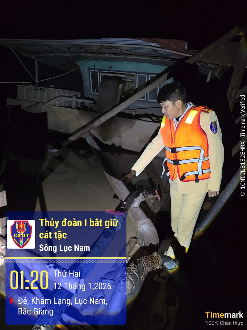 Bắc Ninh: Bắt giữ hai tàu hút cát trái phép trên sông Lục Nam