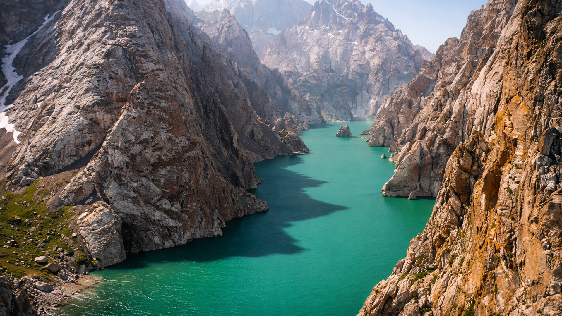 Un lago nascosto tra le montagne del Kirghizistan