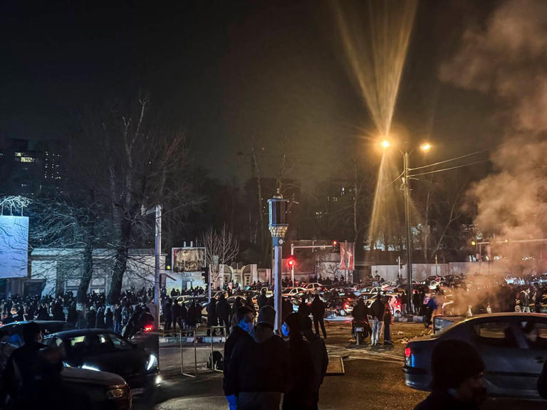 Berichte von hunderten Toten bei Protesten im Iran, Trump erhöht Druck ...