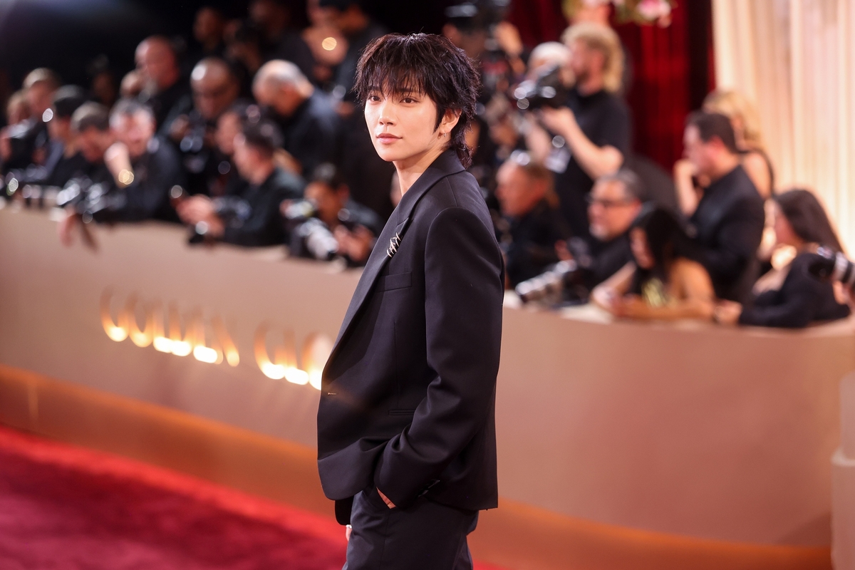 Joshua of SEVENTEEN walks the Golden Globes red carpet!