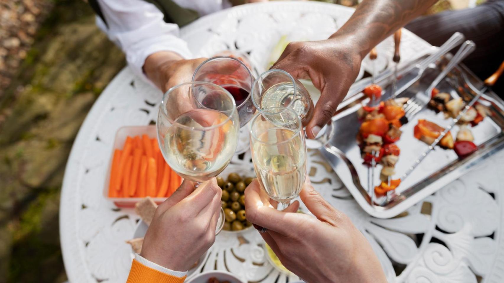 Más burbujas, menos reglas y cero postureo: así van a ser tus brindis ...