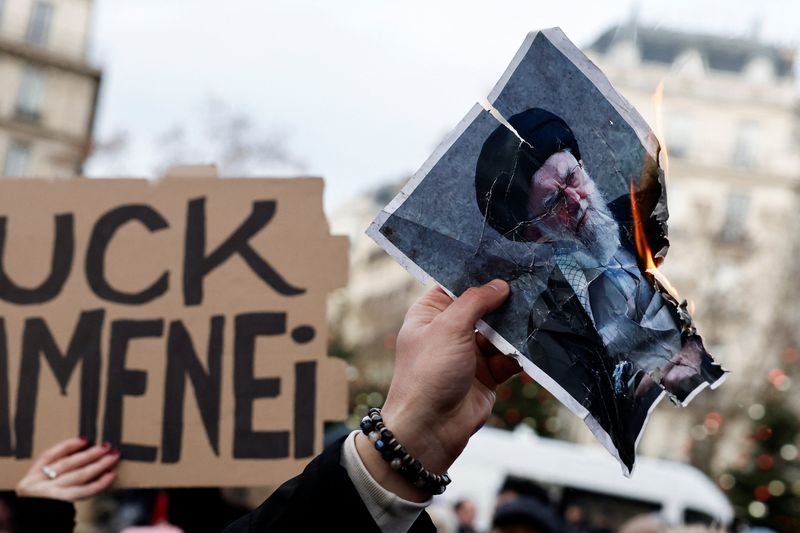 Trump examine des « options très fortes » face à la répression, Téhéran ...