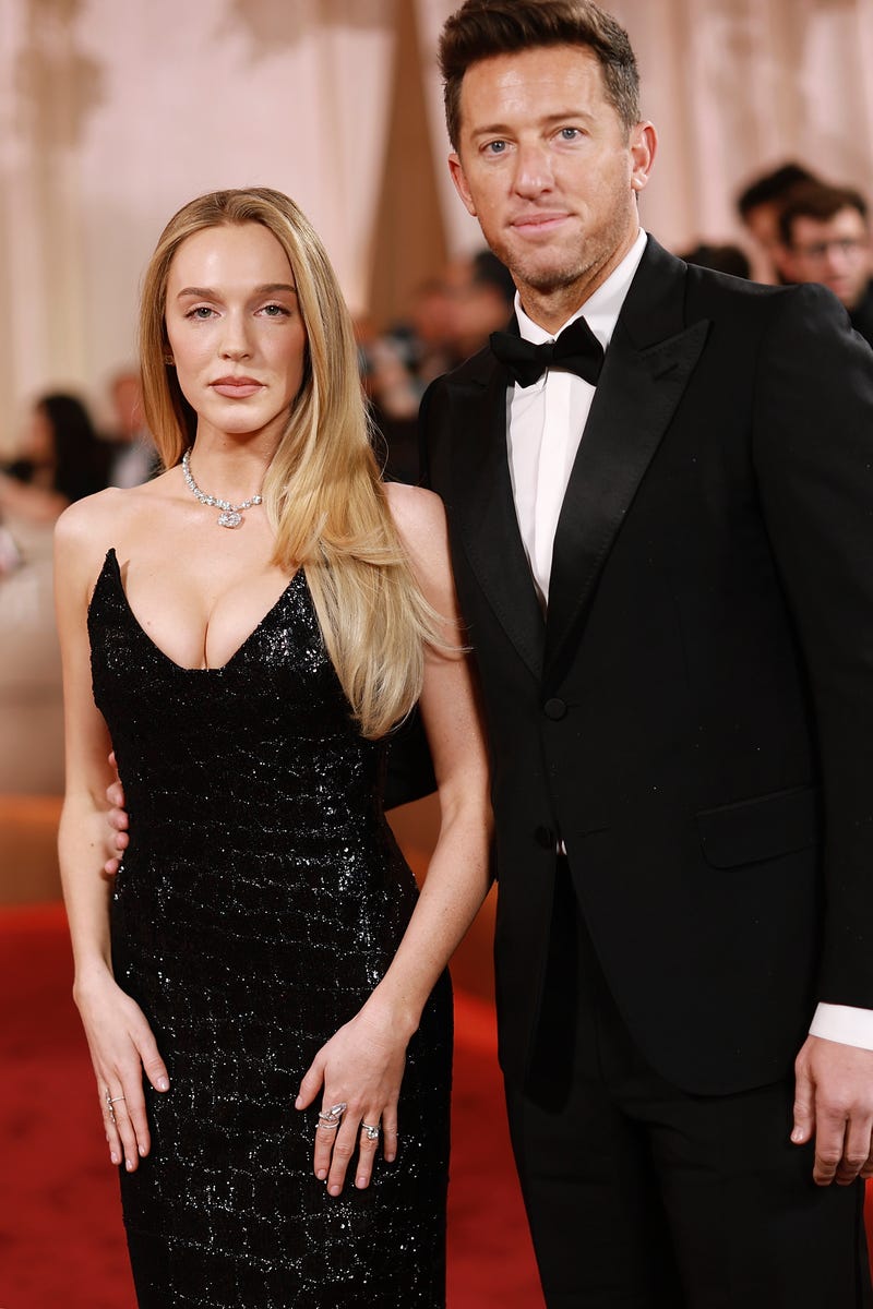 Alex Cooper is a bombshell in a strapless Gucci gown at the 2026 Golden ...