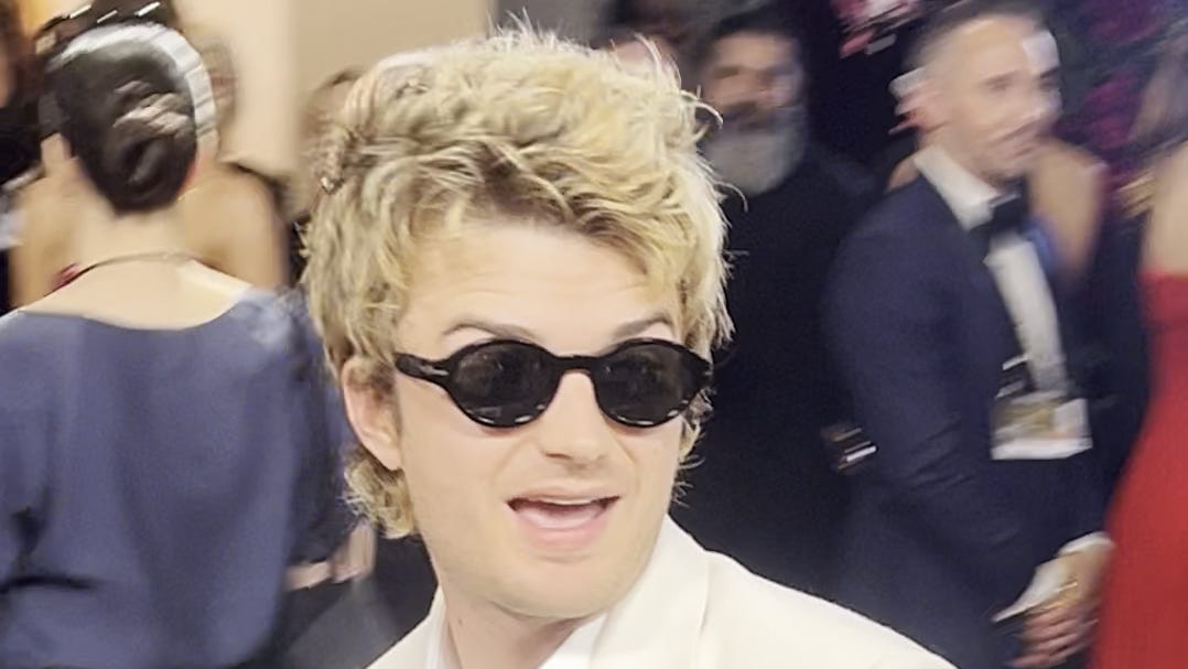 'Stranger Things' Joe Keery rocks blonde locks on the red carpet
