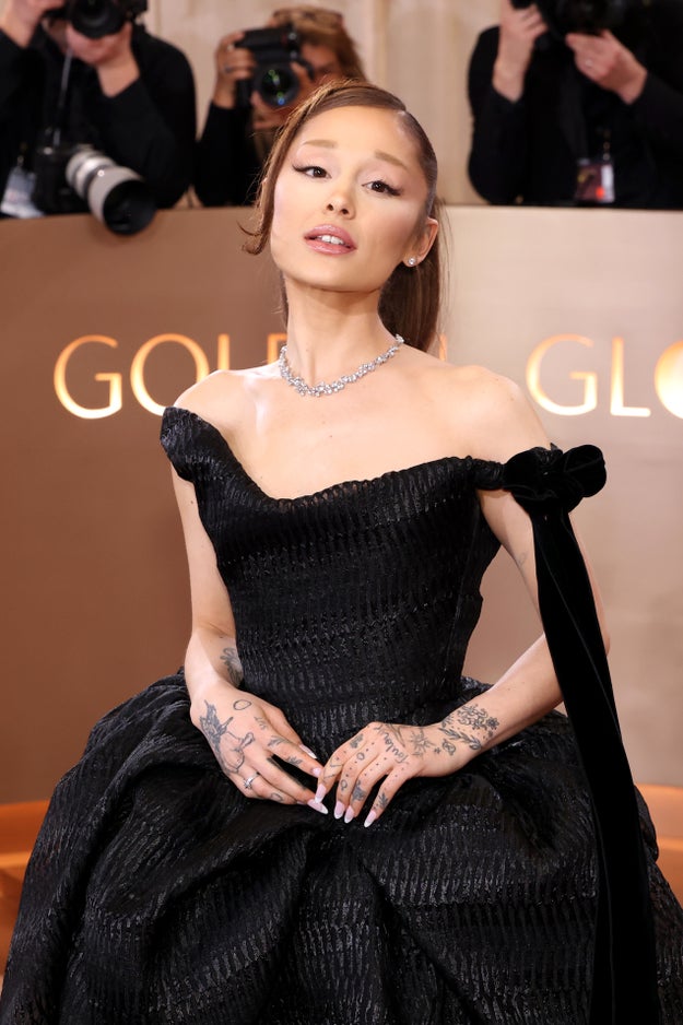 Hailee Steinfeld debuted her baby bump in a gorgeous mirrored pink gown ...